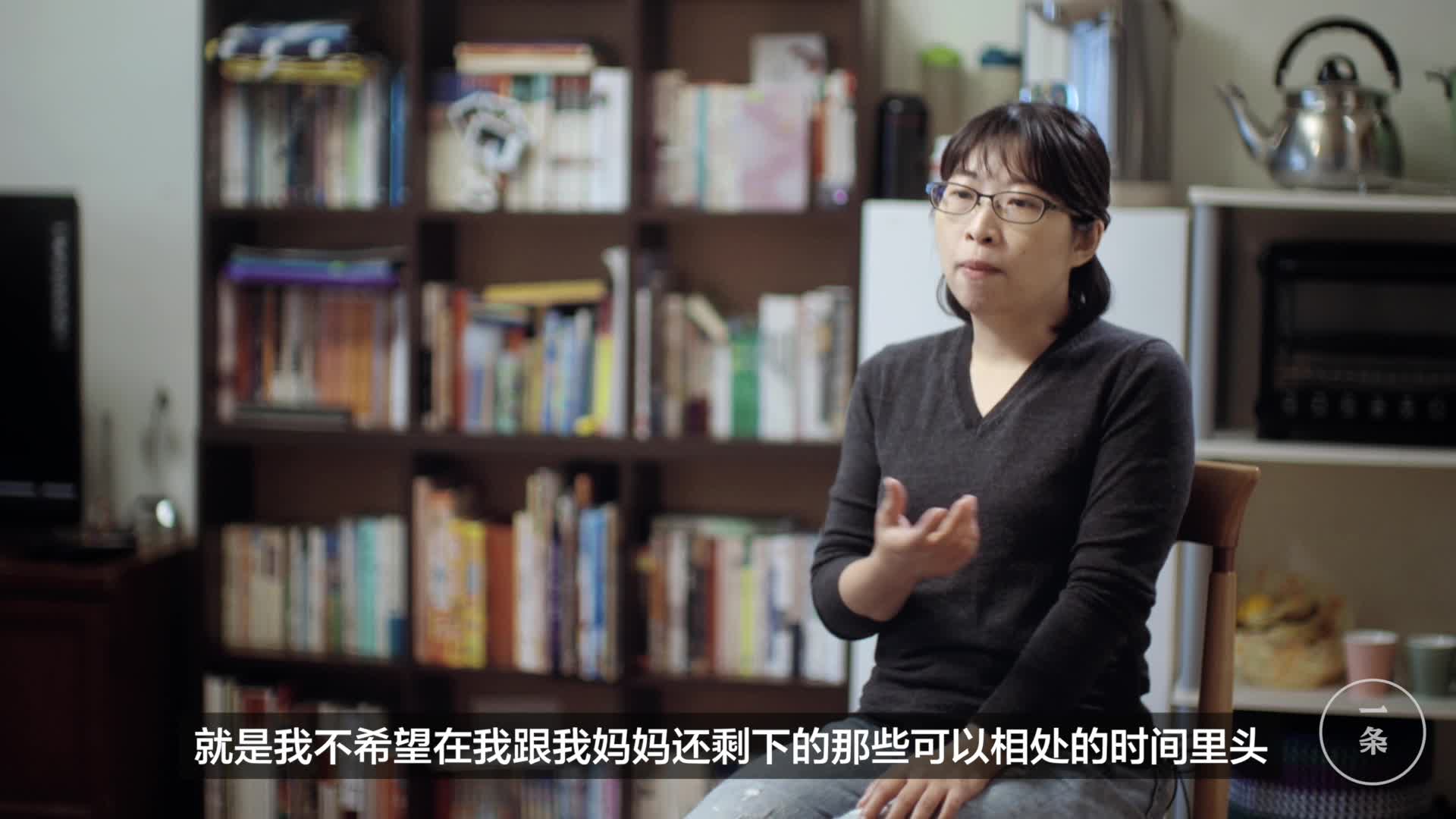 我的妈妈是同性恋,她有十几个女朋友
