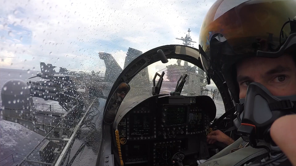 在亚伯拉罕·林肯号航空母舰的飞行甲板上,乘坐F/A-18超级大黄蜂从...