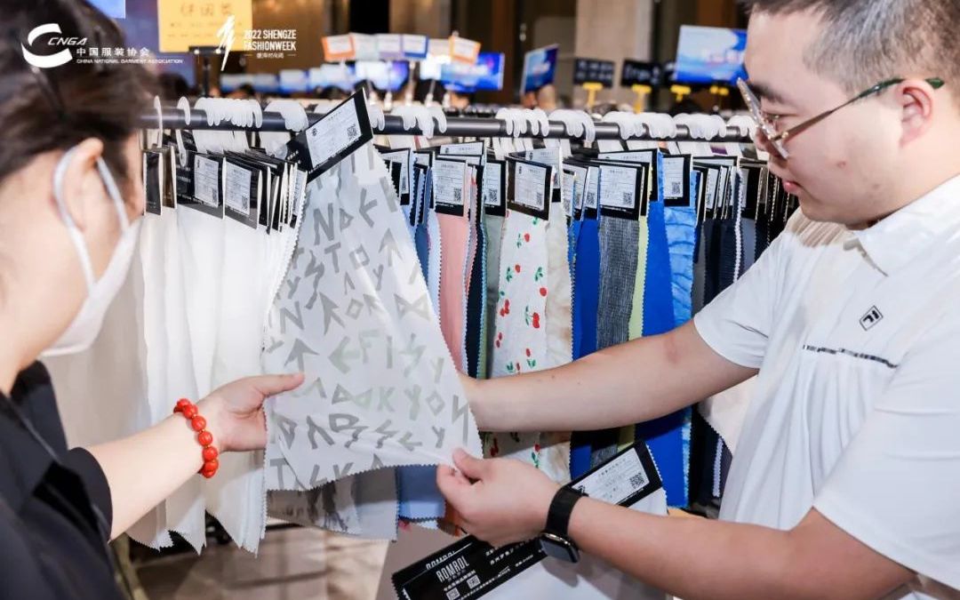 “这样的活动多来几次就好了!”中国(盛泽)服装供应链新品展示对接会...