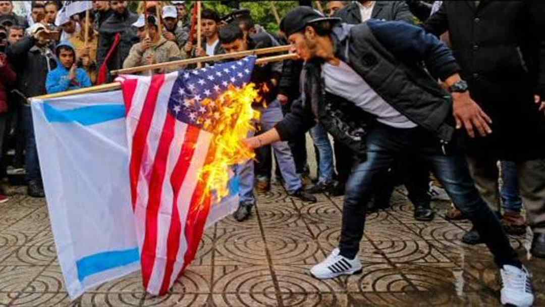 特朗普承认耶路撒冷为以色列首都 巴勒斯坦人上街烧美国国旗抗议
