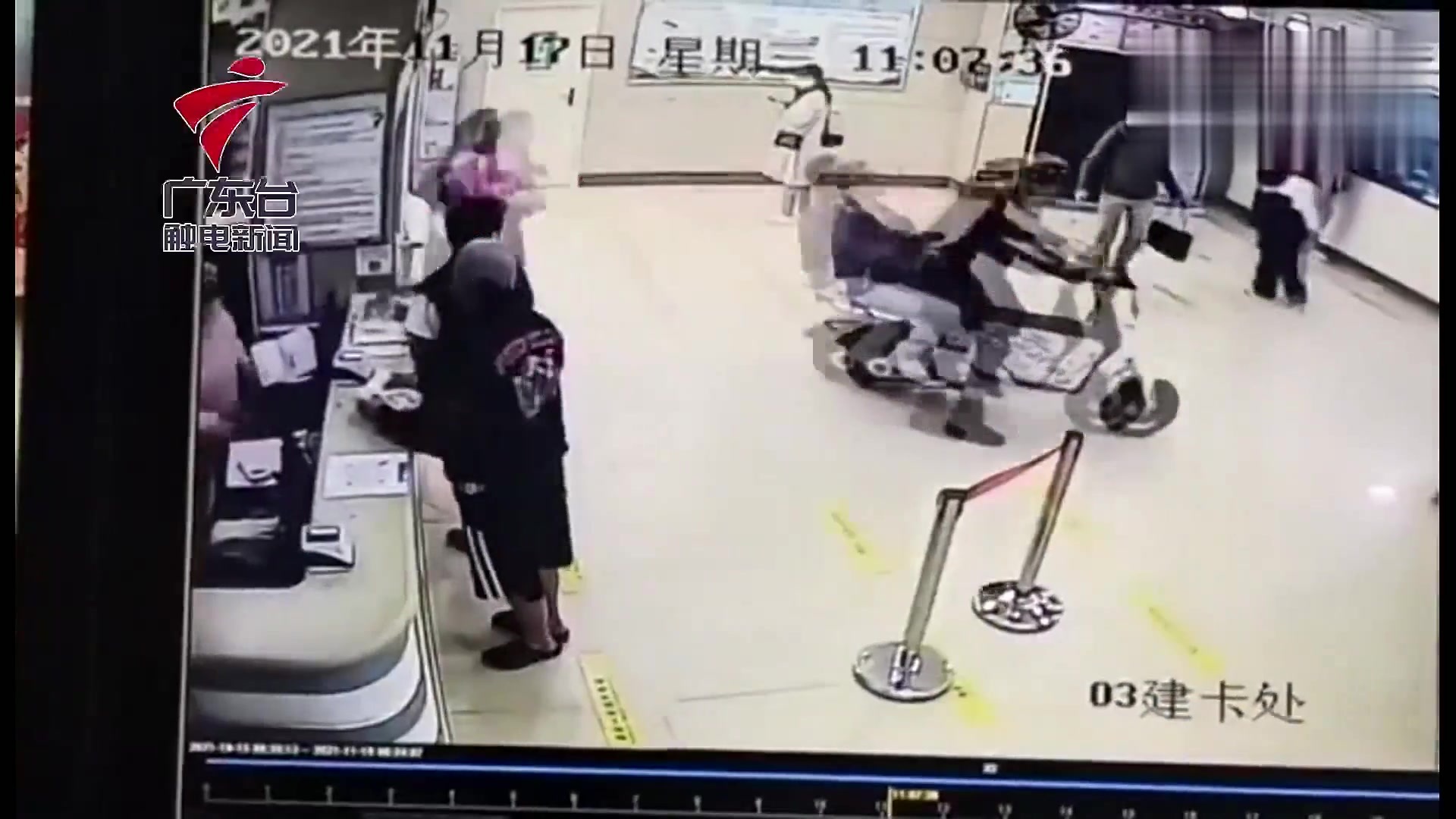 孩子休克奶奶路边求救,家属送锦旗感谢小哥开电动载人冲进医院