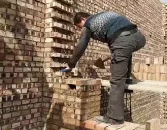 看看我们村工程队最牛砌砖大工的技术,很多人都请他来盖房子