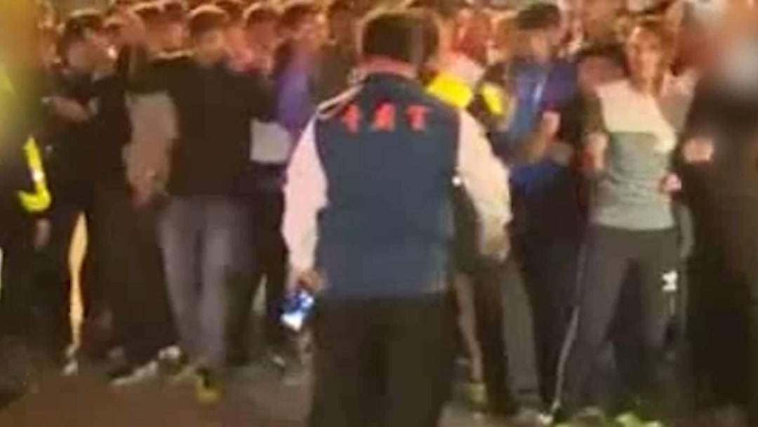 台湾民众抢头香 宛如百米冲刺