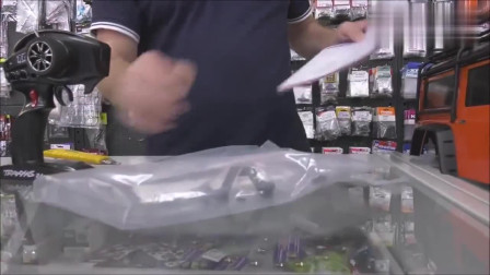 RC模型车店,老板展示越野车组装过程,成车太帅气了