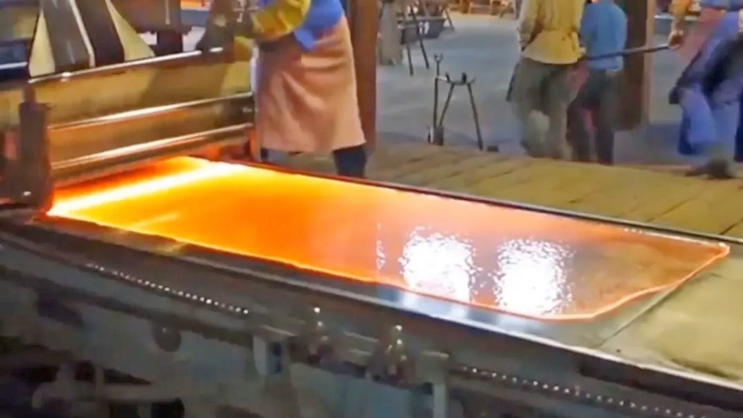 实拍德国工厂玻璃制作过程!好神奇,这跟摊煎饼差不多