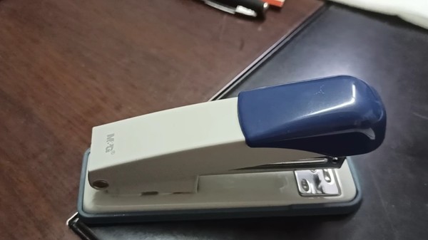 晨光订书机。