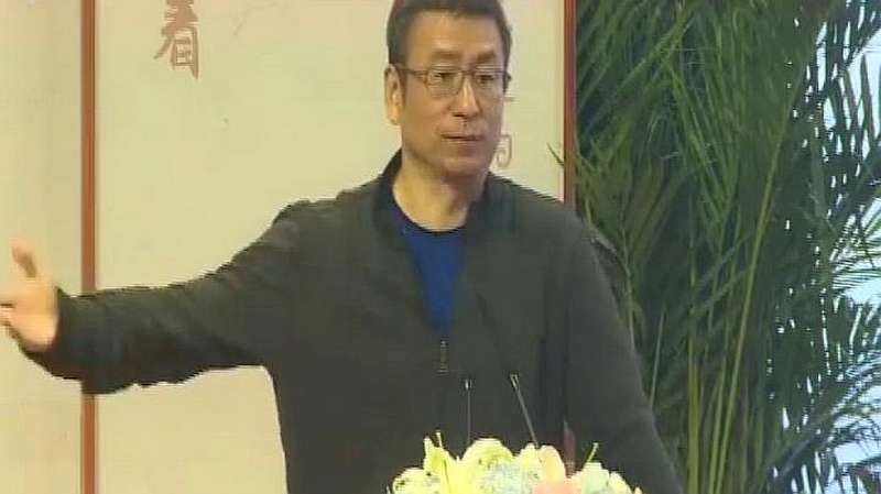 白岩松精彩演讲看似无用的东西,它可能会穿越时光,才显示出价值