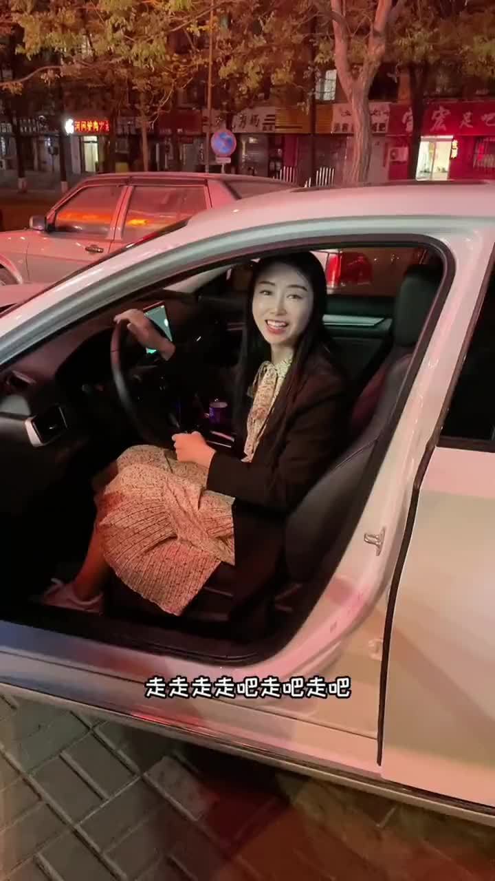 弟新买的车还不到2小时,就直接把车胎给划爆了