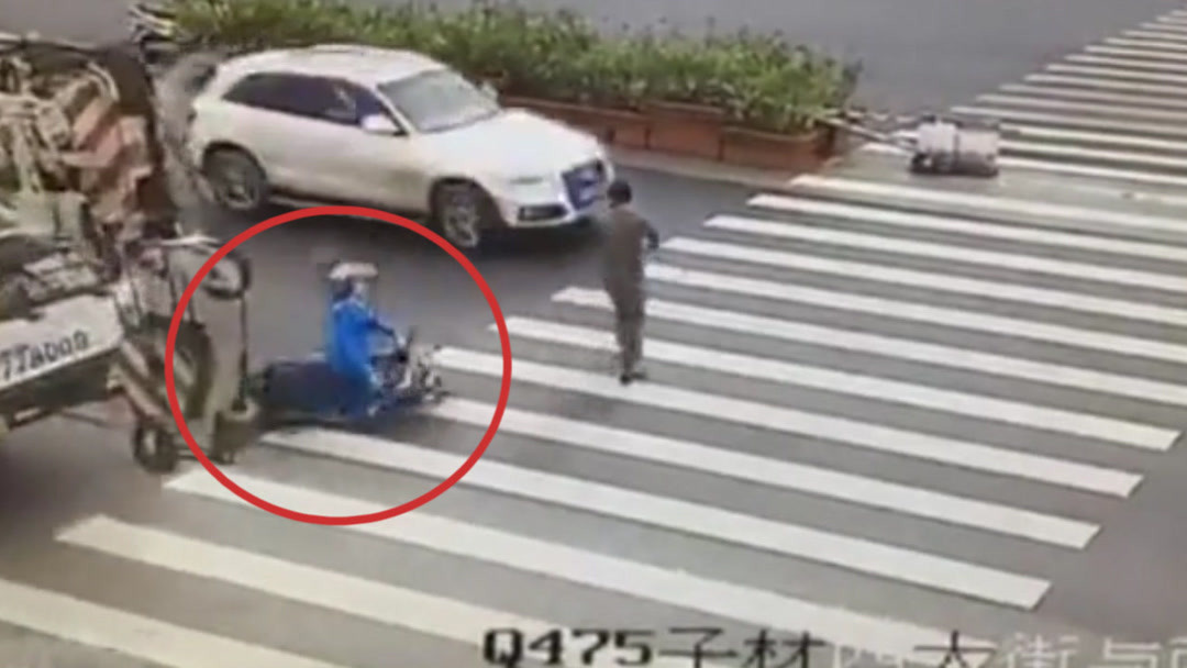实拍:女子为避行人被卷车底丧命 行人看了看继续过马路