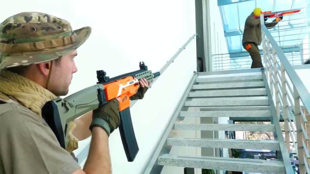 真人模拟第三人称视角搞笑玩具枪战:音乐炸弹太好玩了