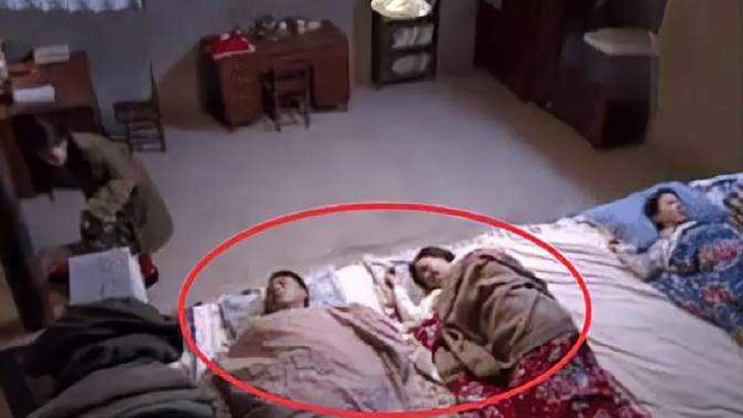 东北大炕原来这么睡,那两口子该怎么办?答案让人很意外!