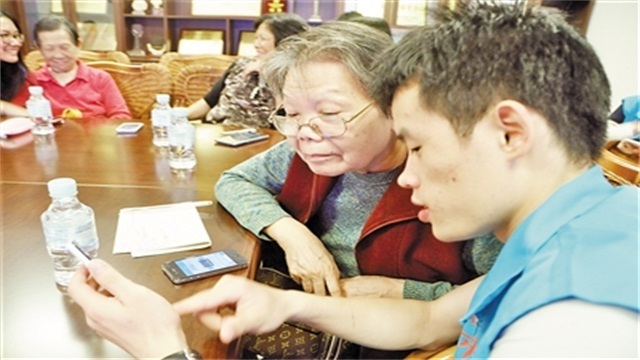 教爸妈手机如何截屏,把手机屏幕的页面保存成图片
