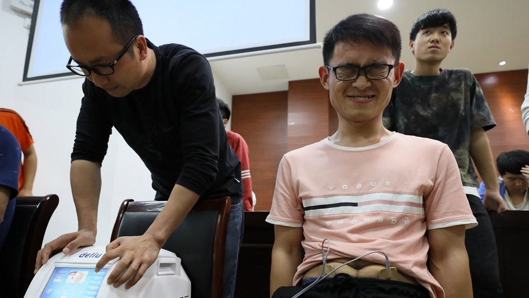 中学生体验模拟分娩,痛到龇牙喊妈!