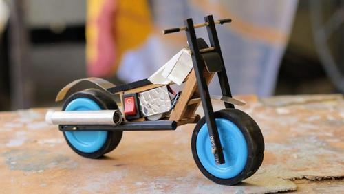 塑料瓶盖是最好的零件,用它制做的电动车跑起来飞快!孩子喜欢