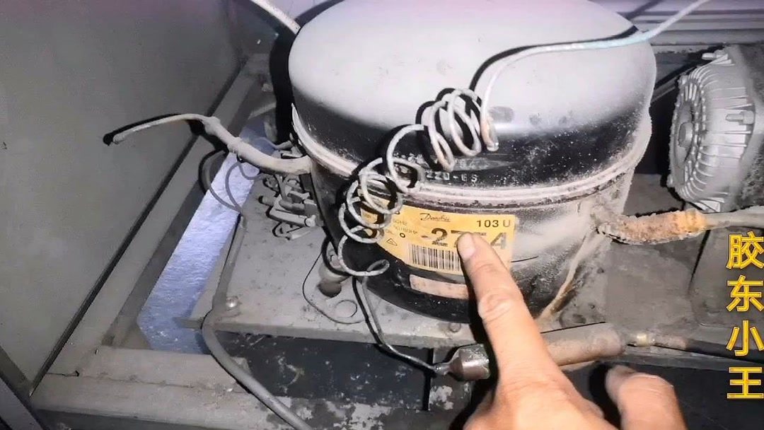 维修冰箱看标牌加注制冷剂一定要注意有可能被骗,特别是商用柜!