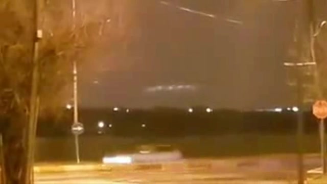 实拍夜空中出现的巨大发光物体,UFO还是无人机群?