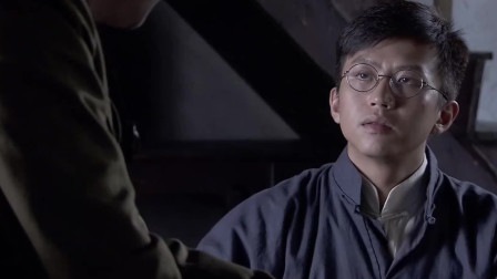 男医生救治伤员治的好,军长起了惜才之心,想让他当军医