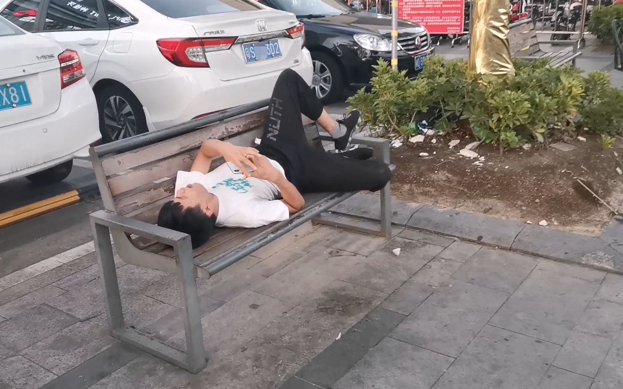 小伙对生活没有希望,未来没有目标,没有计划,感觉人生已经绝望