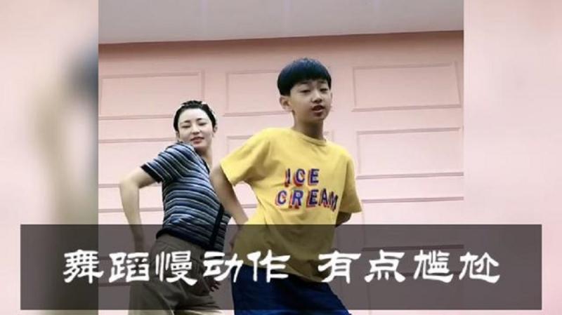 母子舞蹈秀:舞蹈慢动作简单易学,妈妈的慢动作跳起来太尴尬了