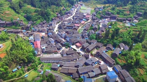 航拍贵州大山里的里的侗族村寨,四面环山景色优美,犹如世外桃源