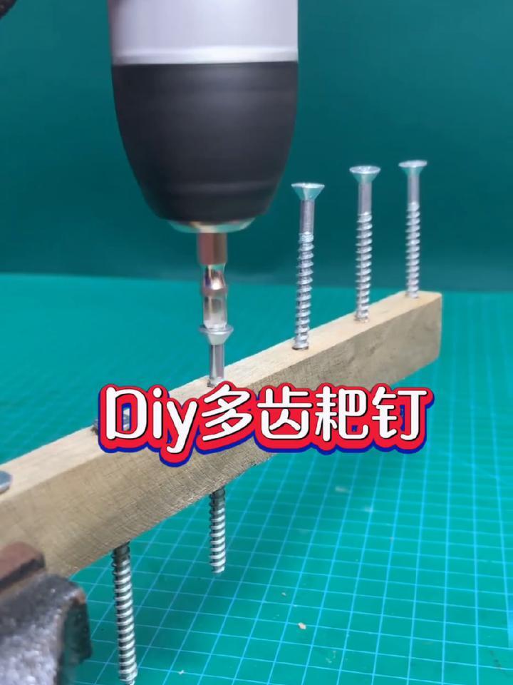 木棍上安装几个木螺钉,野外多齿耙钉