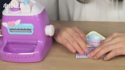 小伶玩具小玲把自己写的秘密卡片放进可爱的信封里面