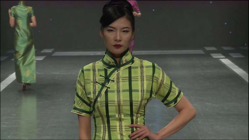 修身的旗袍设计,完美地彰显东方特色,大方又得体!