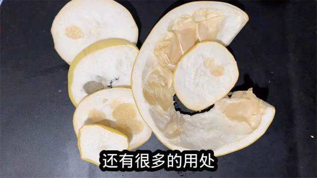 吃完柚子皮别扔,没想到放进厨房还有这妙用,洗碗好用不伤手