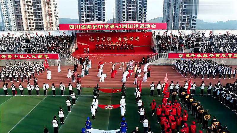 学校运动会开幕式古典舞蹈《琵琶行》,与身后的国旗队相得益彰