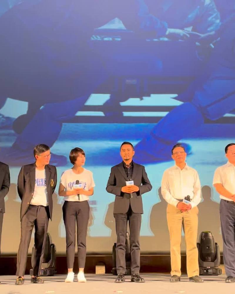 有同款小伙伴吗?演员袁泉 见到钟南山院士秒变迷妹,激动之情难以言表...