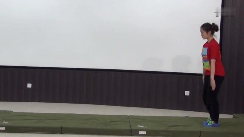 07前滚翻分腿起01