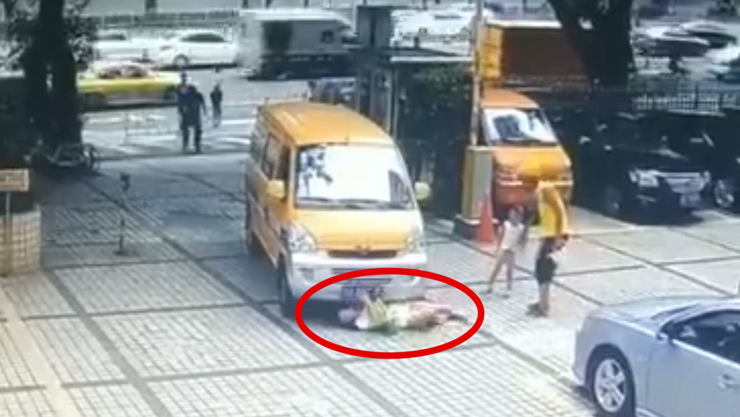 女子将娃推向车身不成倒地打滚 司机吓坏连连倒车