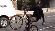 牛人小伙骑单轮自行车 街上狂飙炫车技