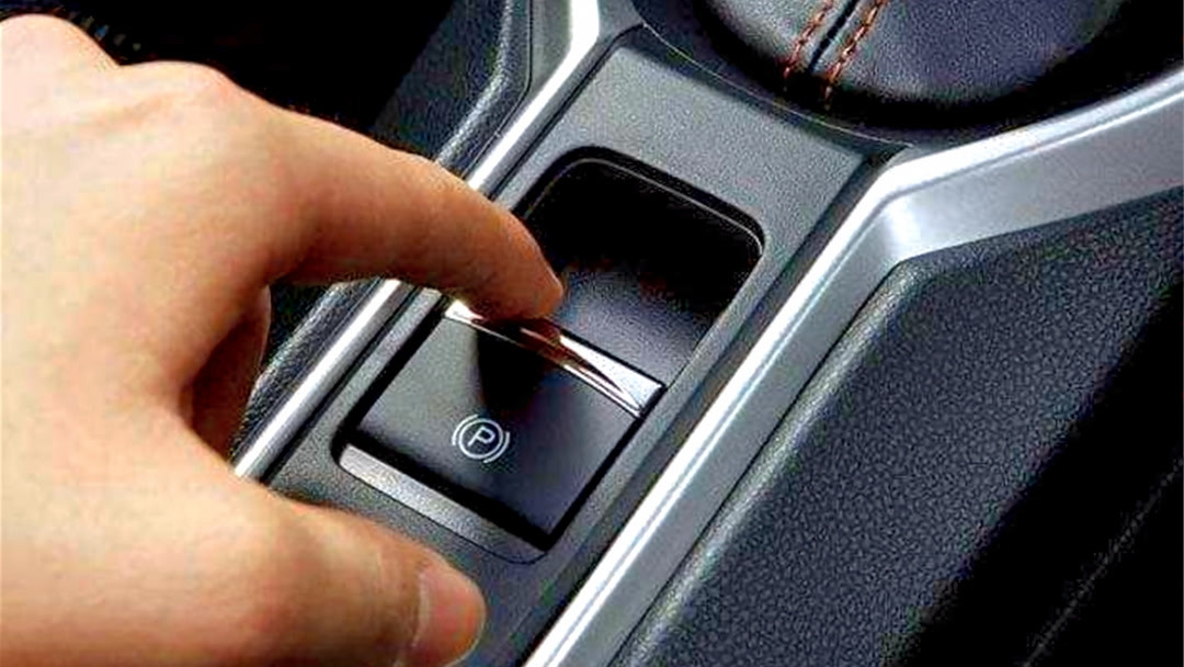 电子手刹起步时要不要手动释放?不少新手都做错,不仅伤车还危险