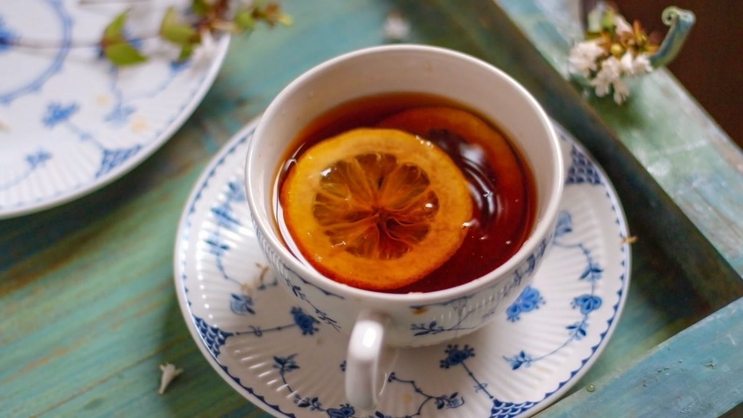 红糖加上柠檬一起泡水喝,十个人有九人都需要,记得告诉家里人