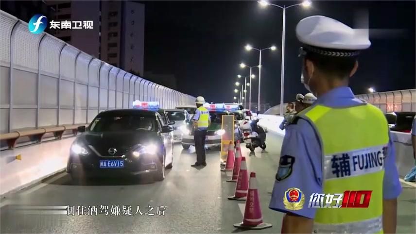 110:交警查酒驾,接连发生掉头弃车逃跑,警察当场用警车逼停