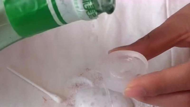 血渍很难清洗,用这样的方法居然能把它洗净,真是厉害!