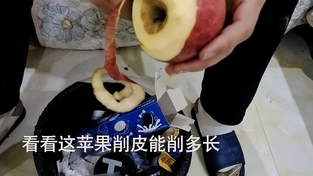 一个苹果可以削一人高的皮，看看高手如何削苹果皮的
