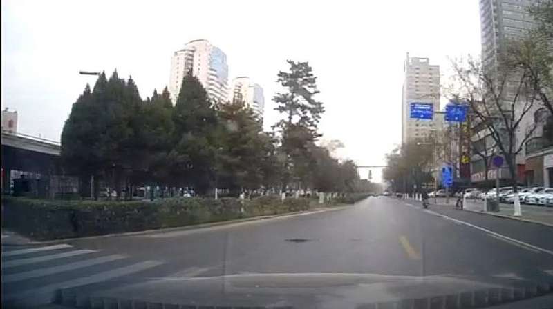行车记录仪:电瓶车肆意穿行在机动车道,司机竟谆谆教导起来