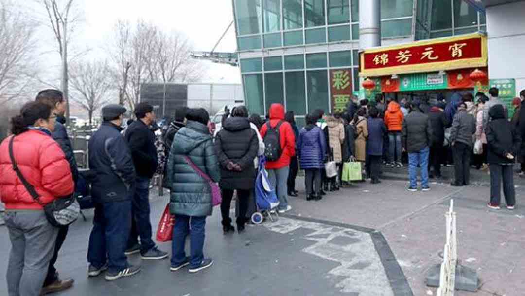 手持现金排队3小时只为买元宵 北京老字号门前现百米长龙