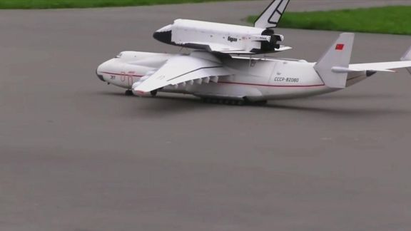 安-225运输机模型空中释放暴风雪号航天飞机模型滑行返回地面