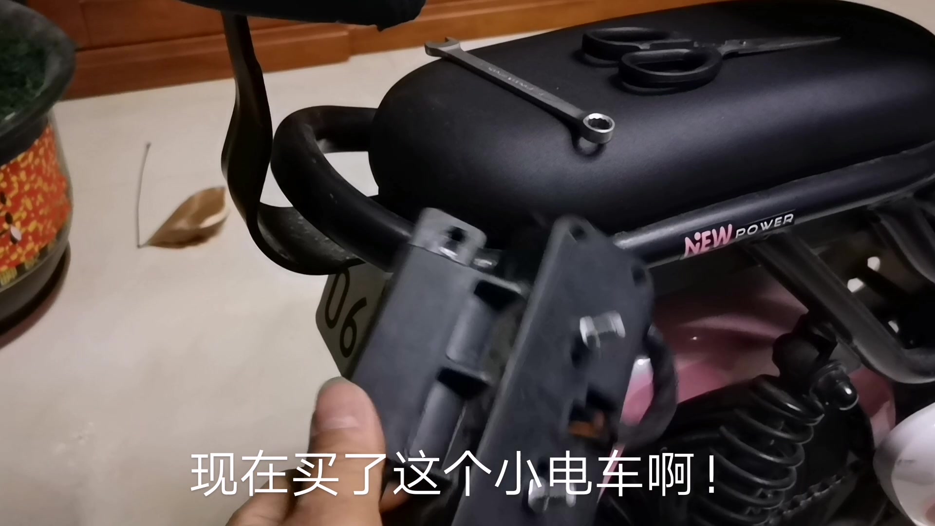 佛山电动车上牌了,小伙匆忙给电动车上牌,让电动车坐电梯回家