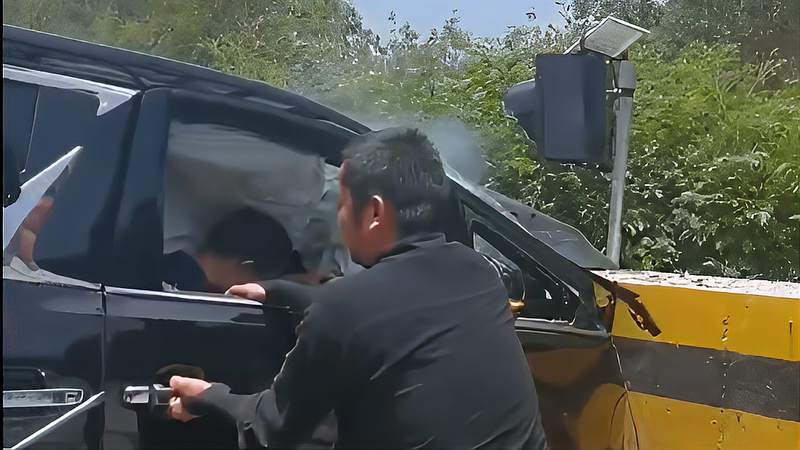 雷克萨斯LM车祸路人撬门砸窗救人:车门无法打开疑有乘客被困身亡