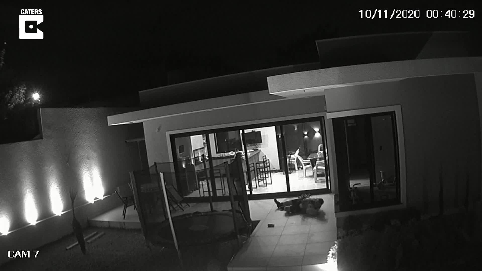 几杯酒下肚后男子一头撞上玻璃门