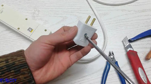 插排线长度不够!拿出我多年珍藏的插排,接上电线和插头