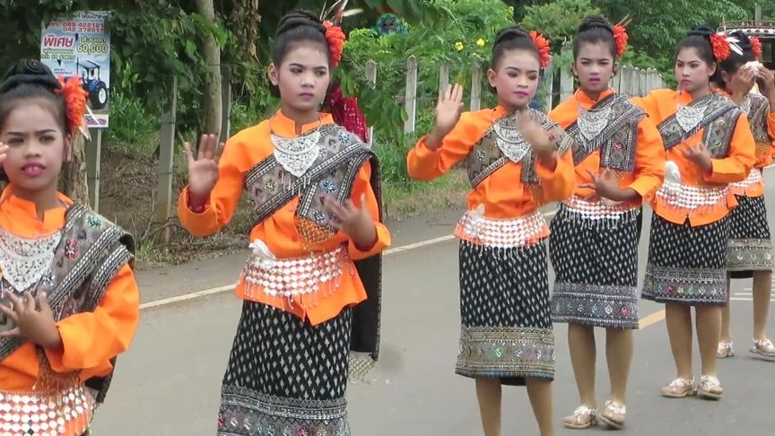 传统泰国舞蹈แห่เทียนพรรษา อบต ดงม