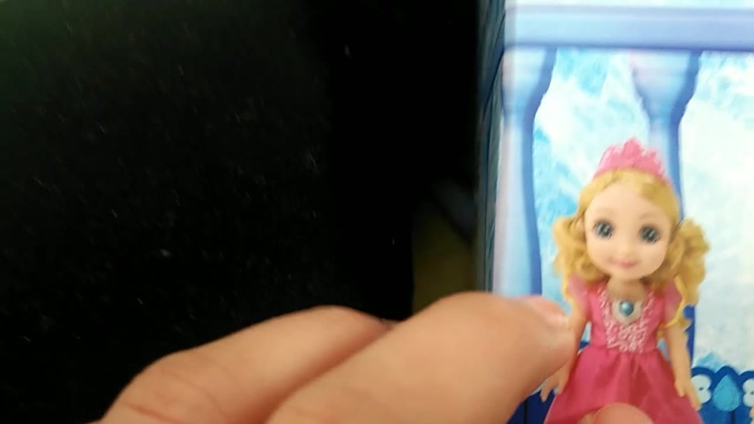 拆封芭比娃娃