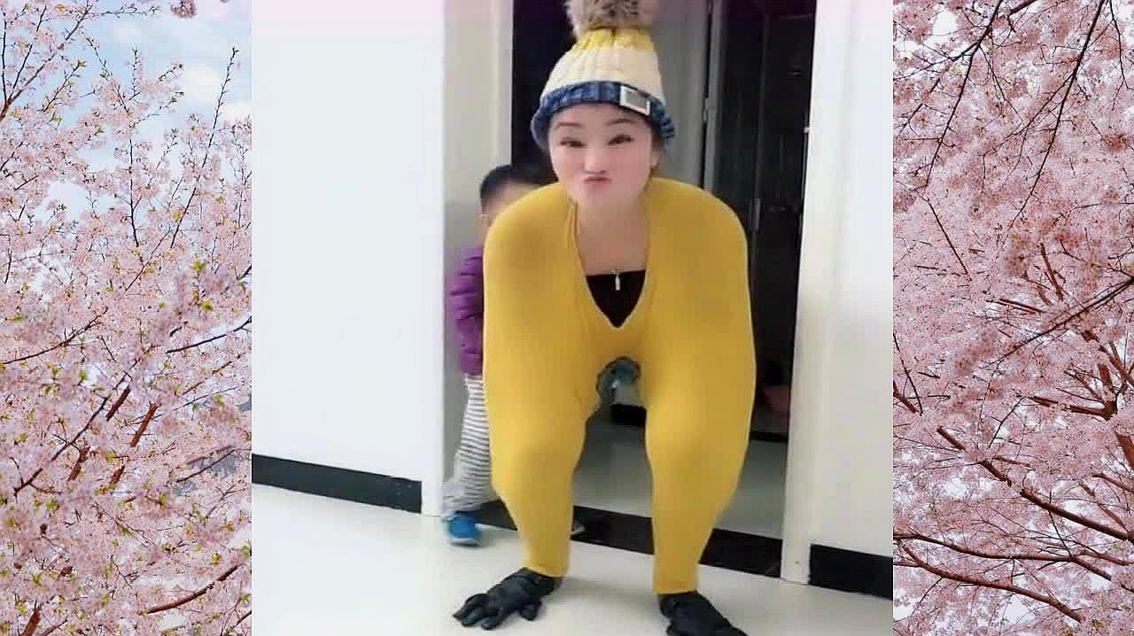 这美女太逗了,模仿起了母鸡,有内味了!