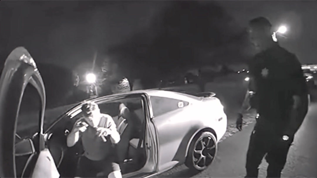 男子违章被截停拒绝下车 遭强行拽下车后对警察疯狂开枪