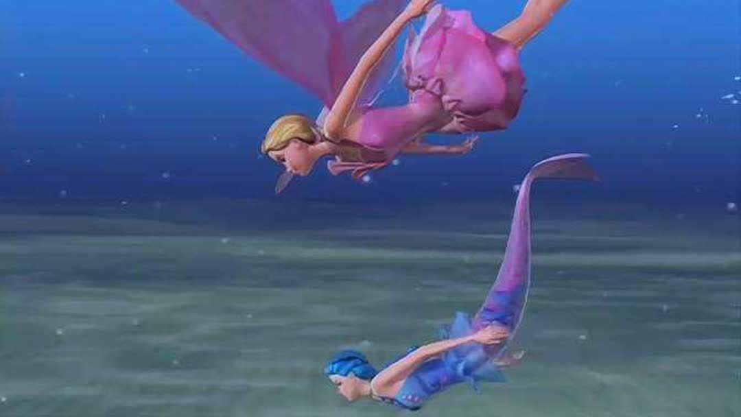 芭比之人鱼公主:芭比好可爱,和人鱼一起游泳,真是开心